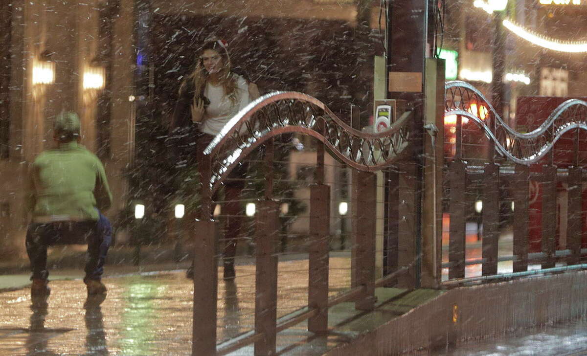 Houston wakes up to a beautiful snowfall, icy roads