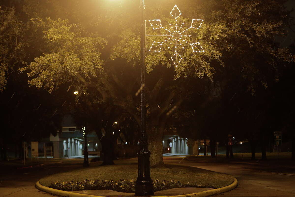 Houston wakes up to a beautiful snowfall, icy roads