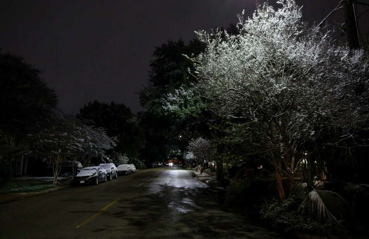 Houston wakes up to a beautiful snowfall, icy roads