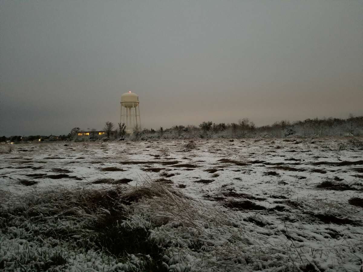 Houston wakes up to a beautiful snowfall, icy roads