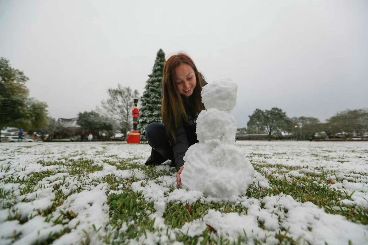 Houston wakes up to a beautiful snowfall, icy roads