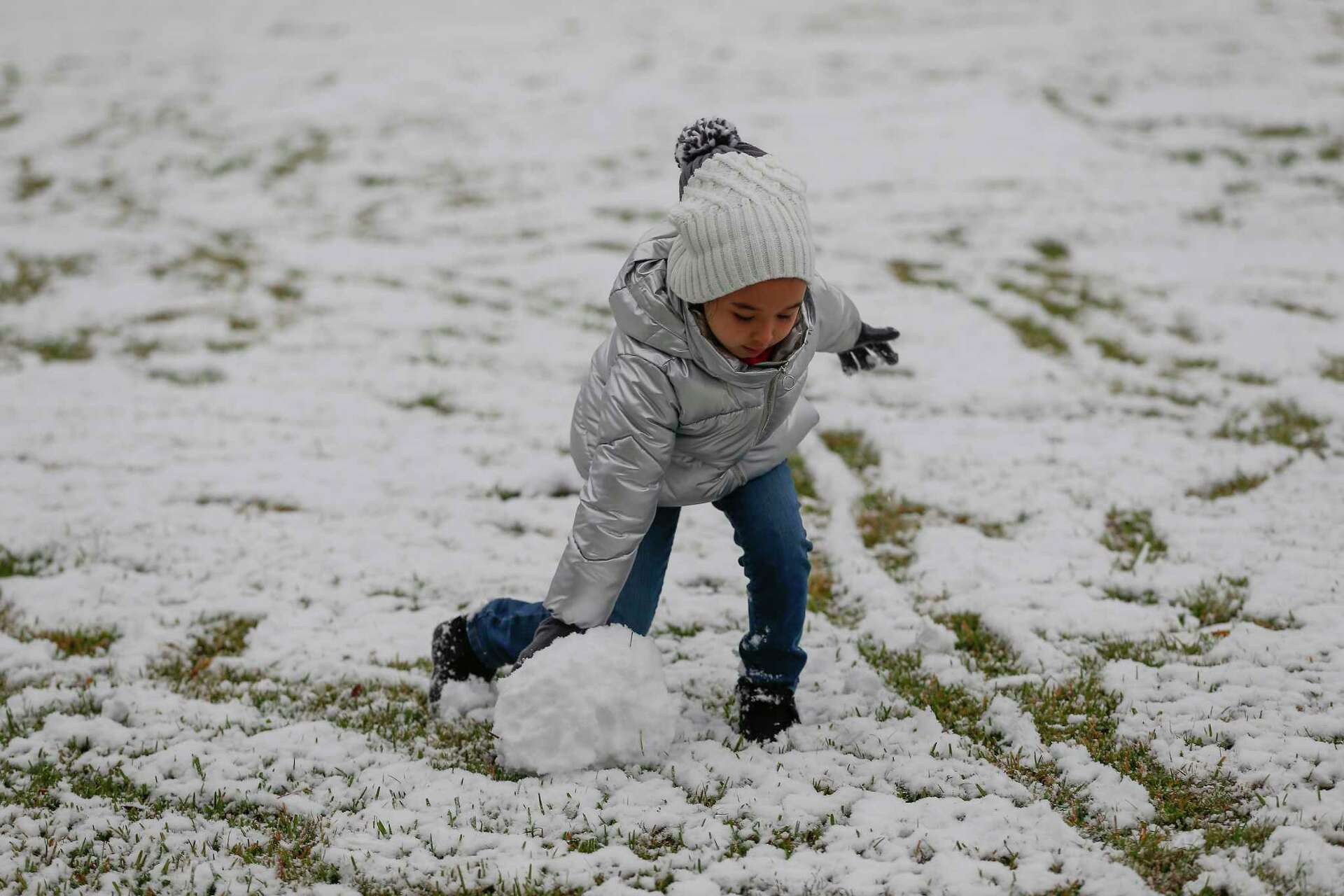 Houston wakes up to a beautiful snowfall, icy roads
