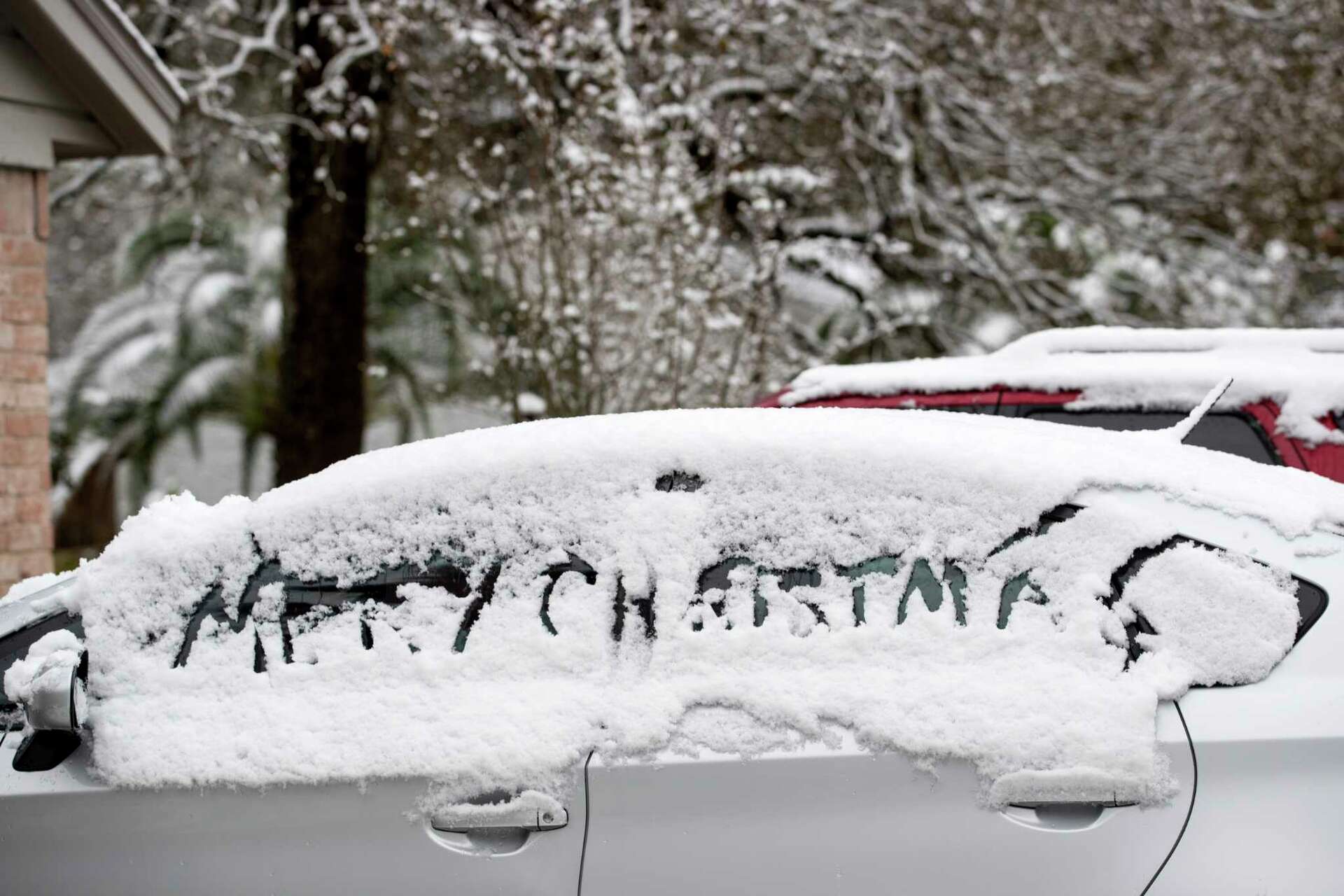 Houston wakes up to a beautiful snowfall, icy roads