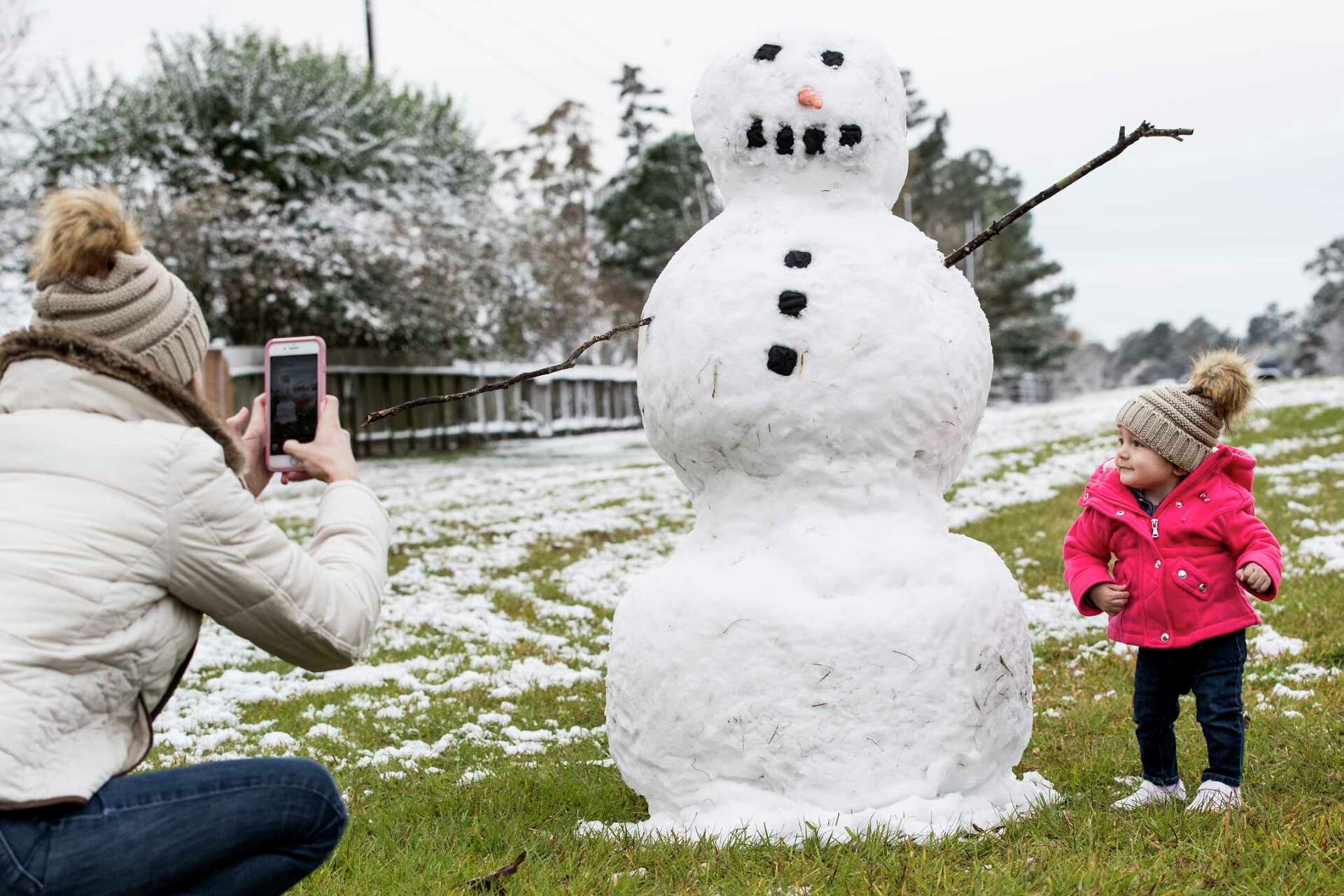 Houston wakes up to a beautiful snowfall, icy roads