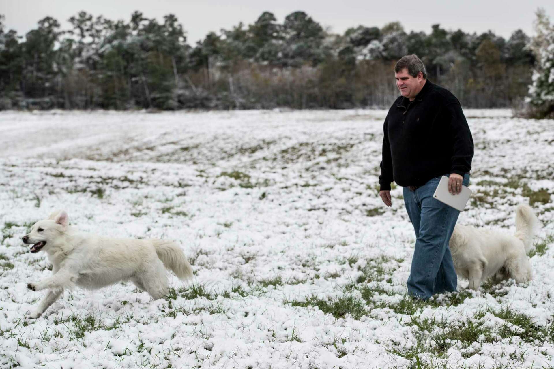 Houston wakes up to a beautiful snowfall, icy roads