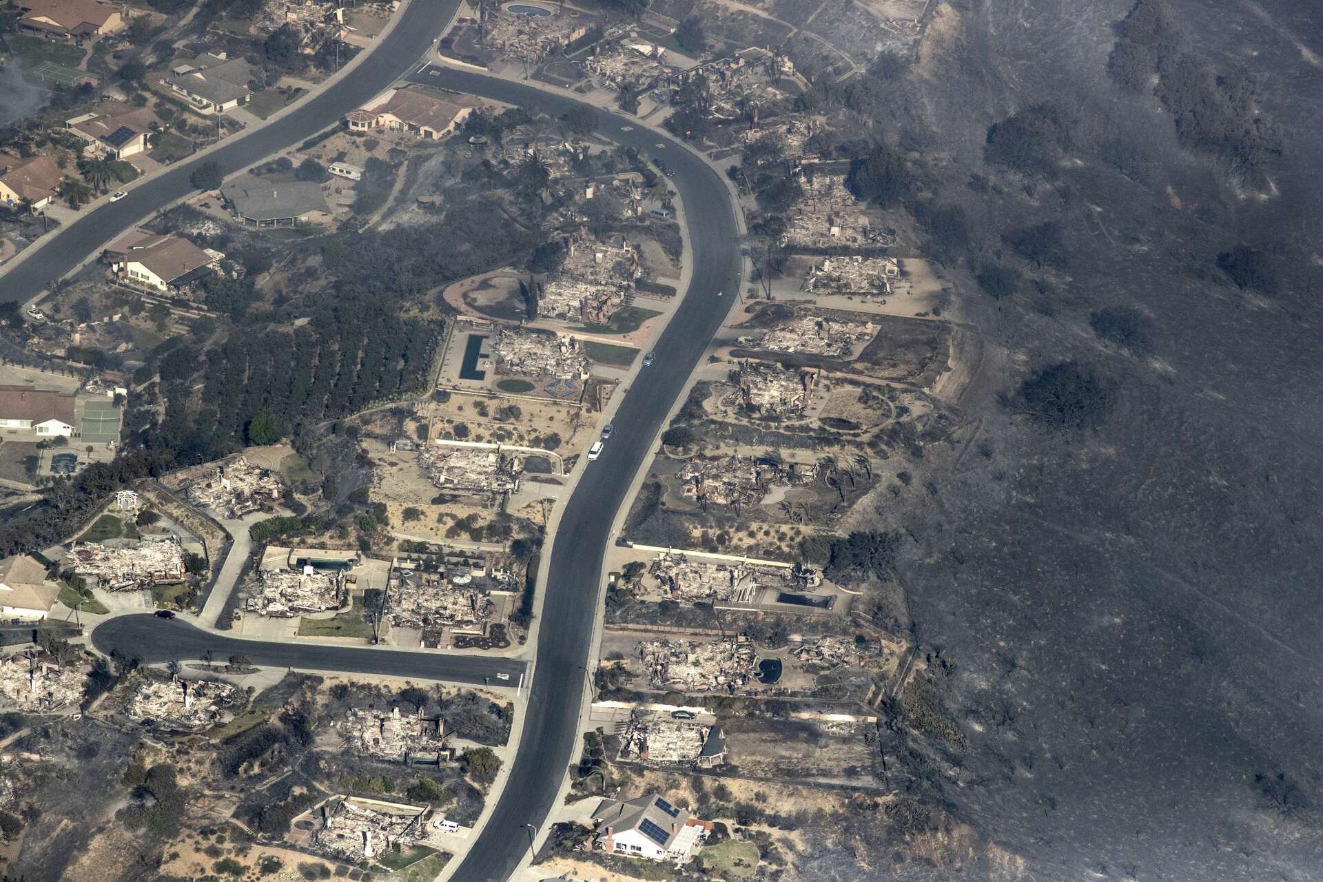 Dramatic time lapse shows massive smoke cloud in the Thomas Fire