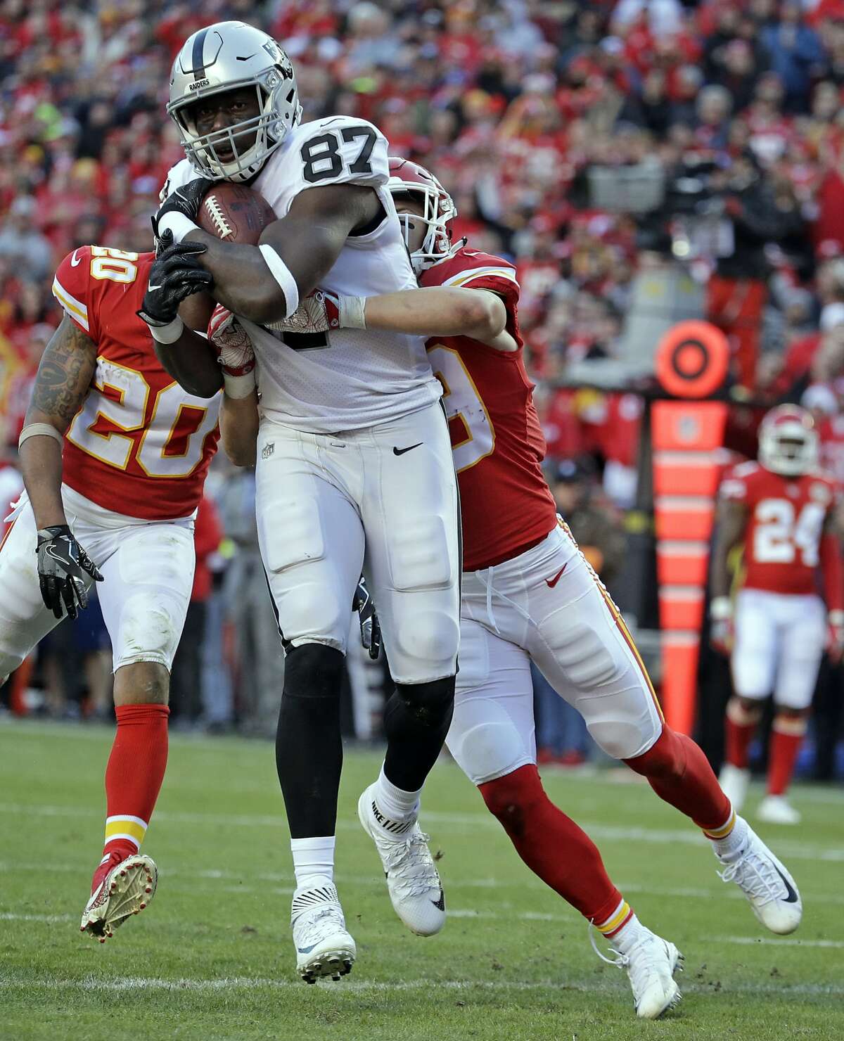 Raiders lose at Kansas City, fall out of 1st-place tie