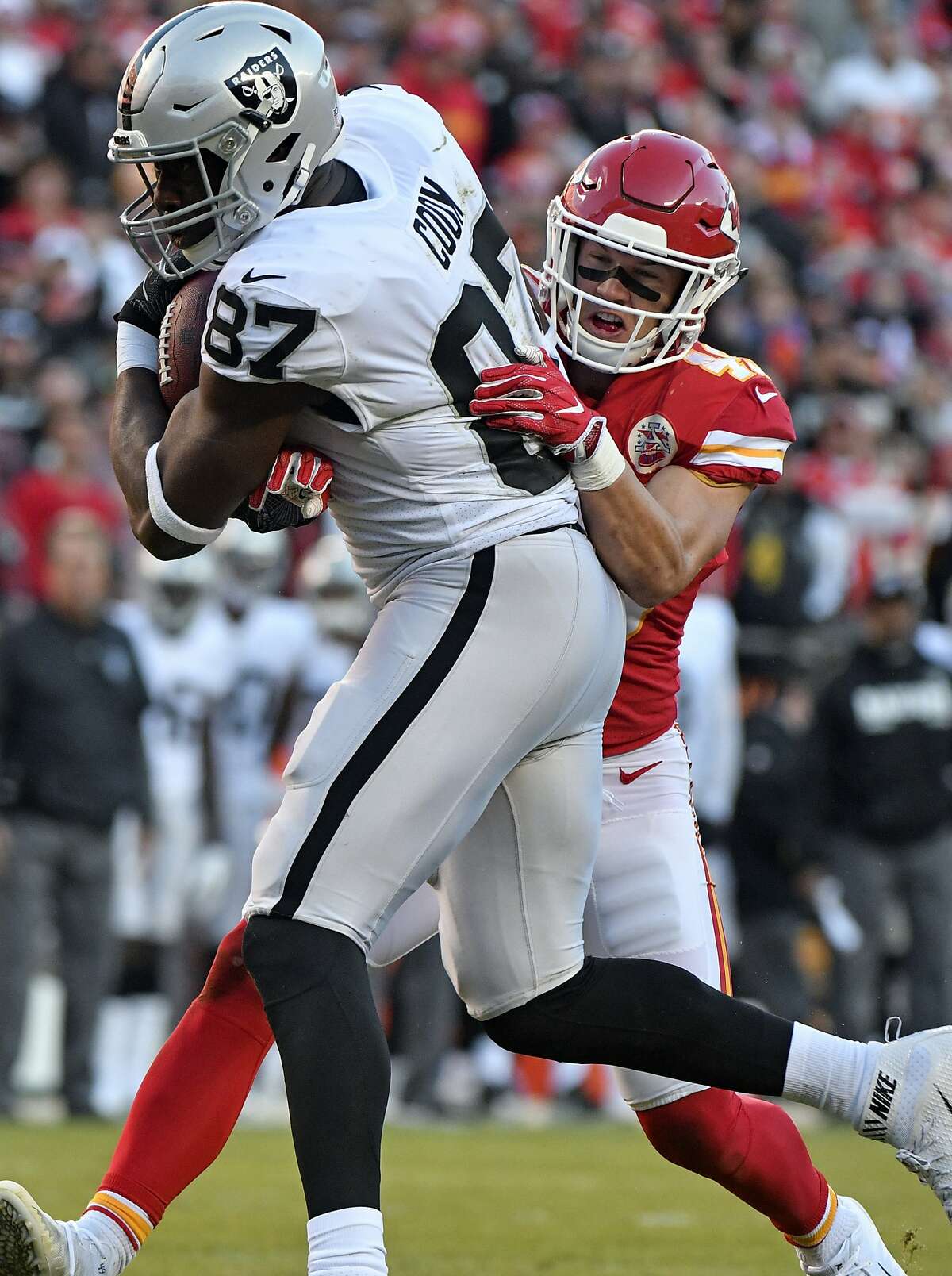 Raiders lose at Kansas City, fall out of 1st-place tie