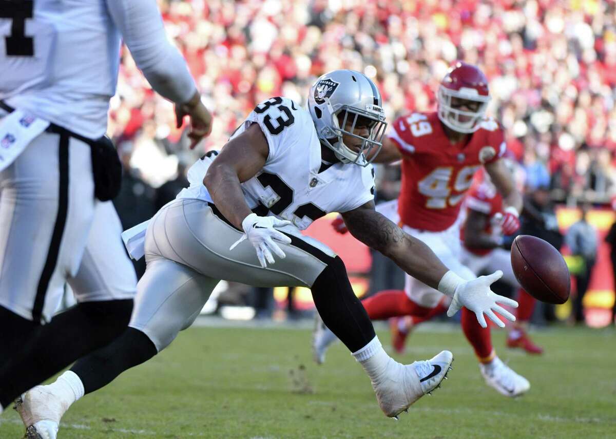 Raiders lose at Kansas City, fall out of 1st-place tie