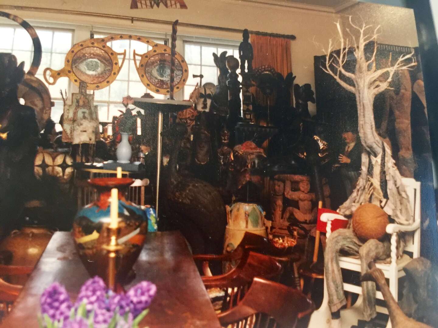 Remembering ornaments on African sculpture, wreath on the Gaudí bench