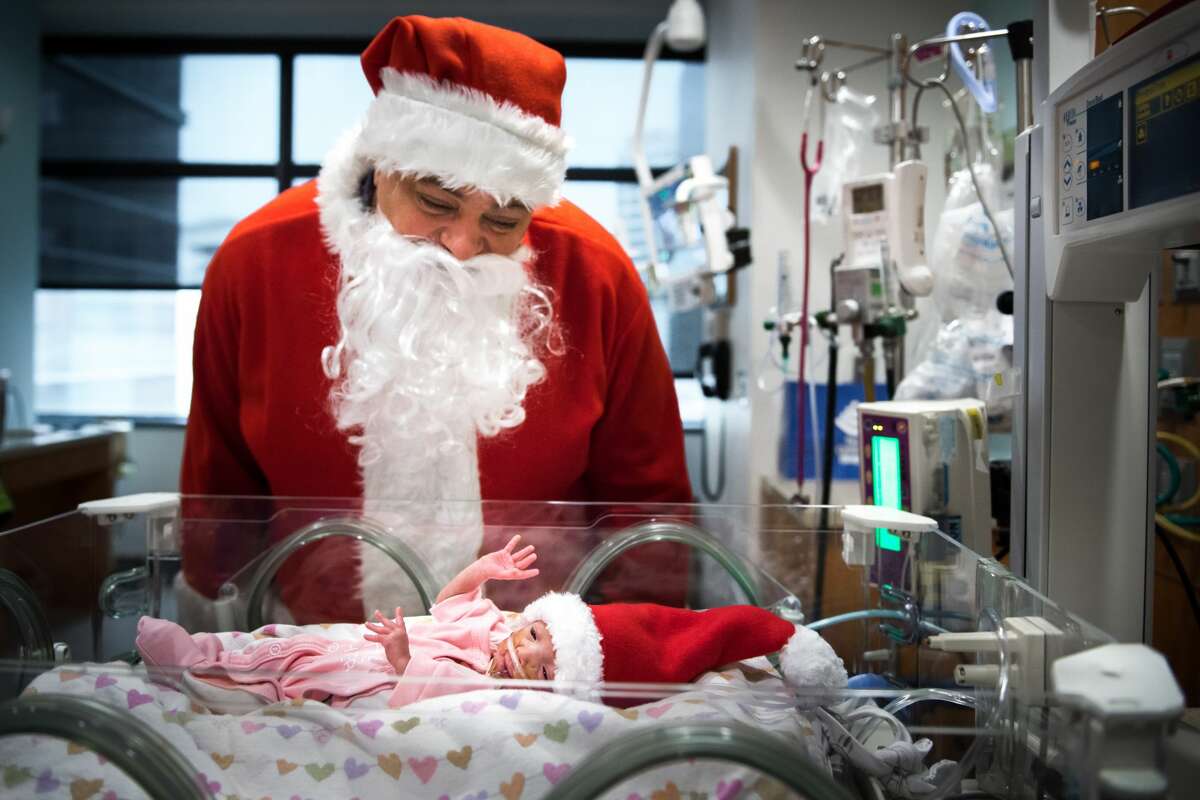 Houston hospital creates adorable Santa-themed photo shoot for preemies