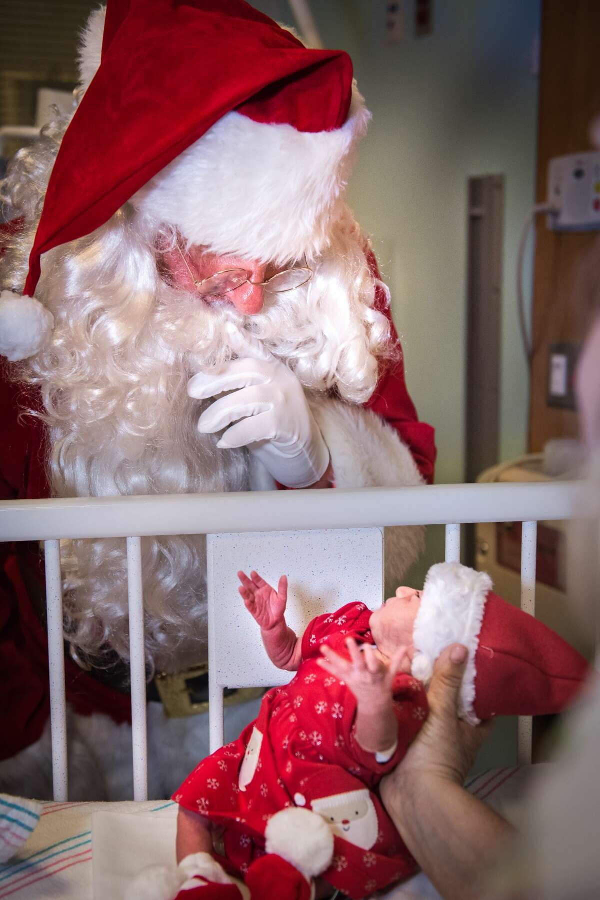 Houston hospital creates adorable Santa-themed photo shoot for preemies