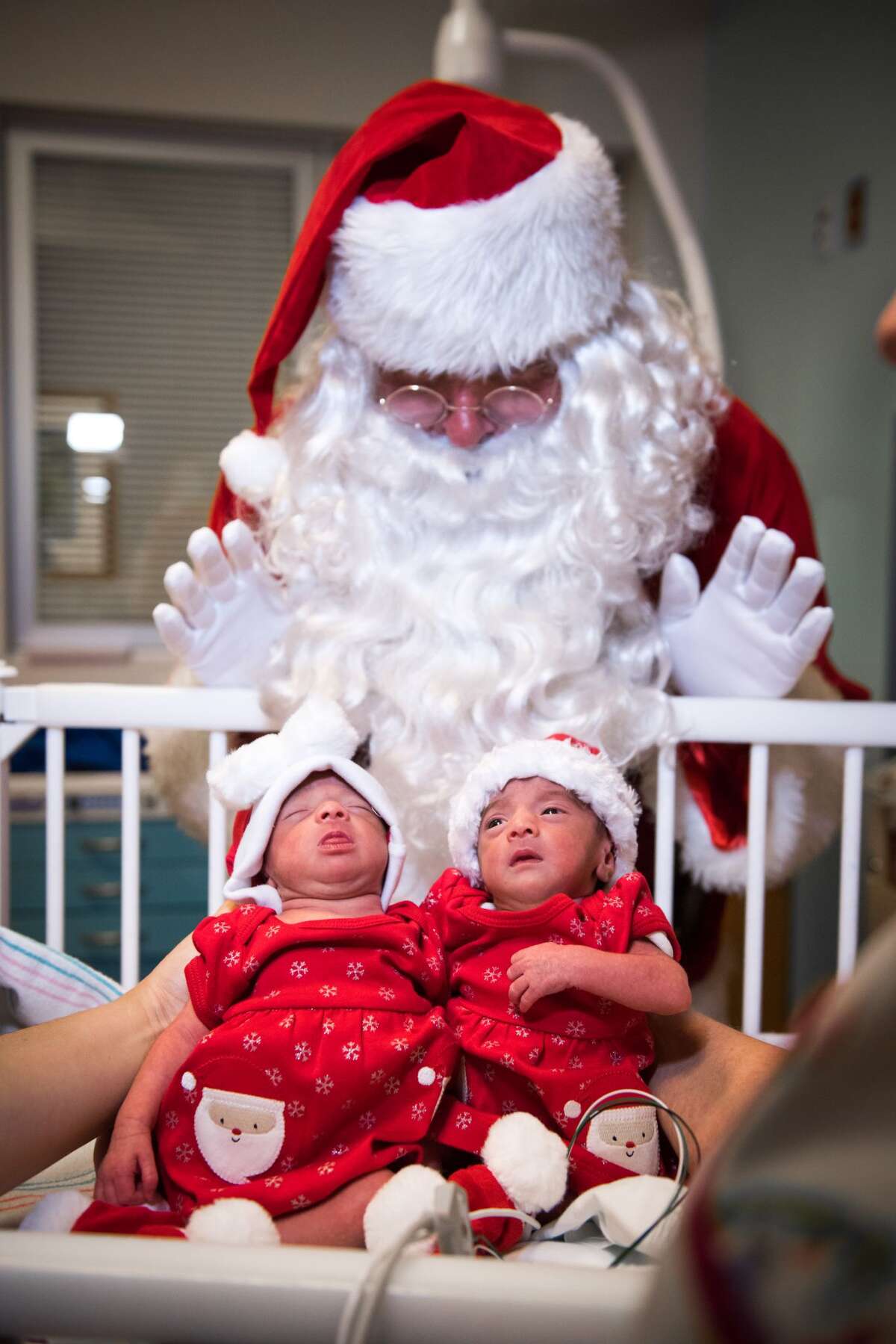 Houston hospital creates adorable Santa-themed photo shoot for preemies