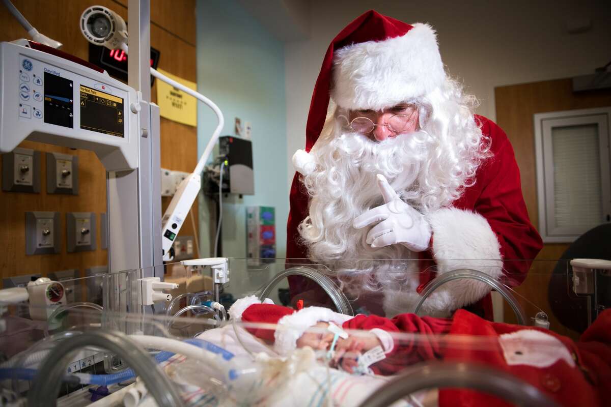 Houston hospital creates adorable Santa-themed photo shoot for preemies