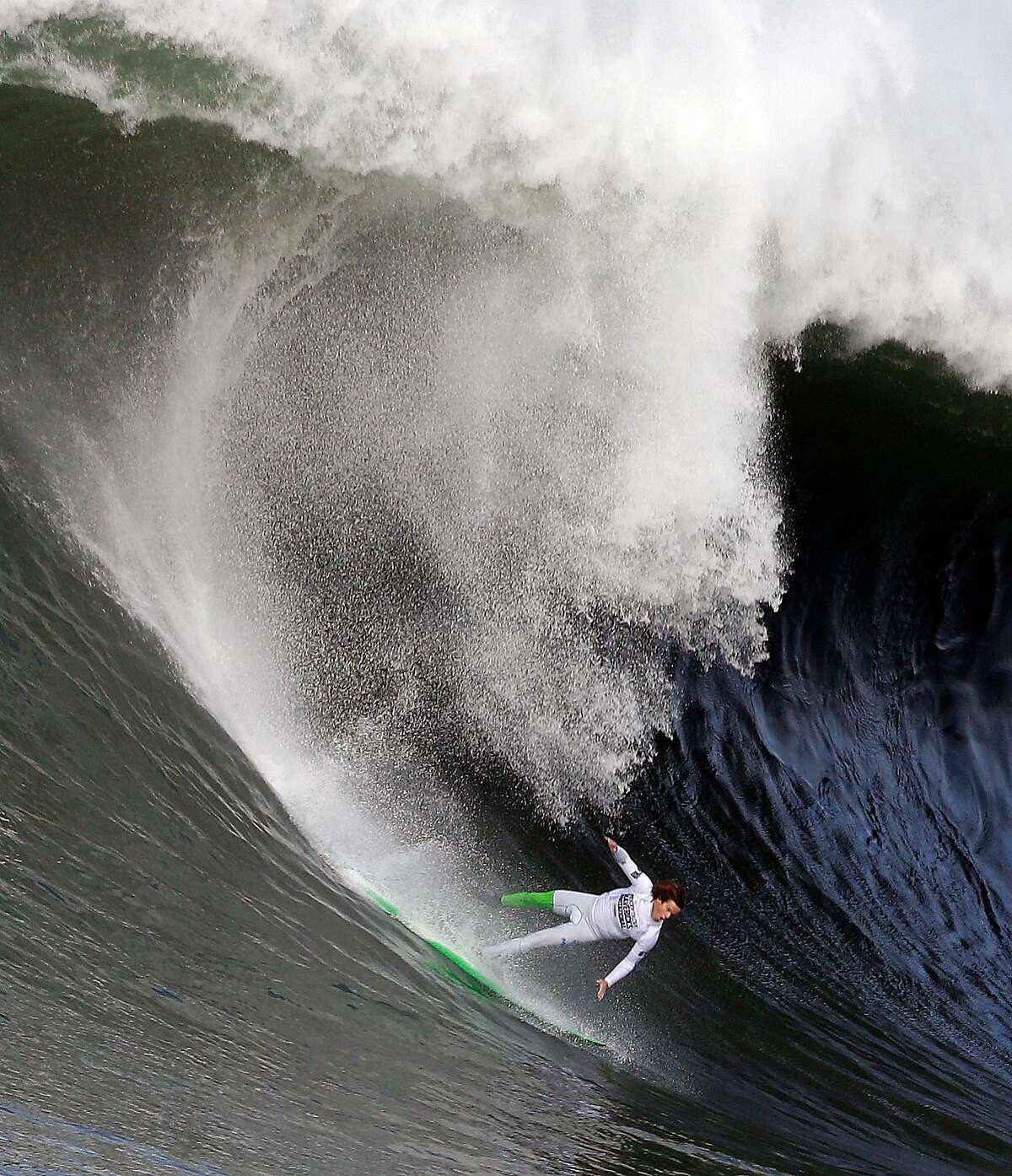 Mavericks surf contest gets the go-ahead