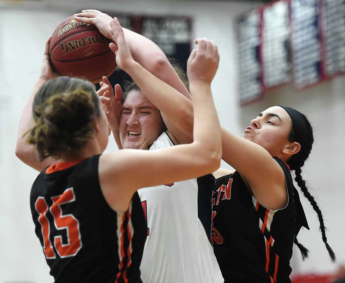 Girls basketball: Shelton uses late run to top Foran