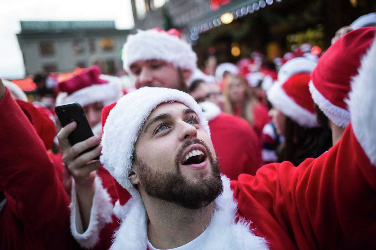 So. Many. Santas ... at Seattle SantaCon