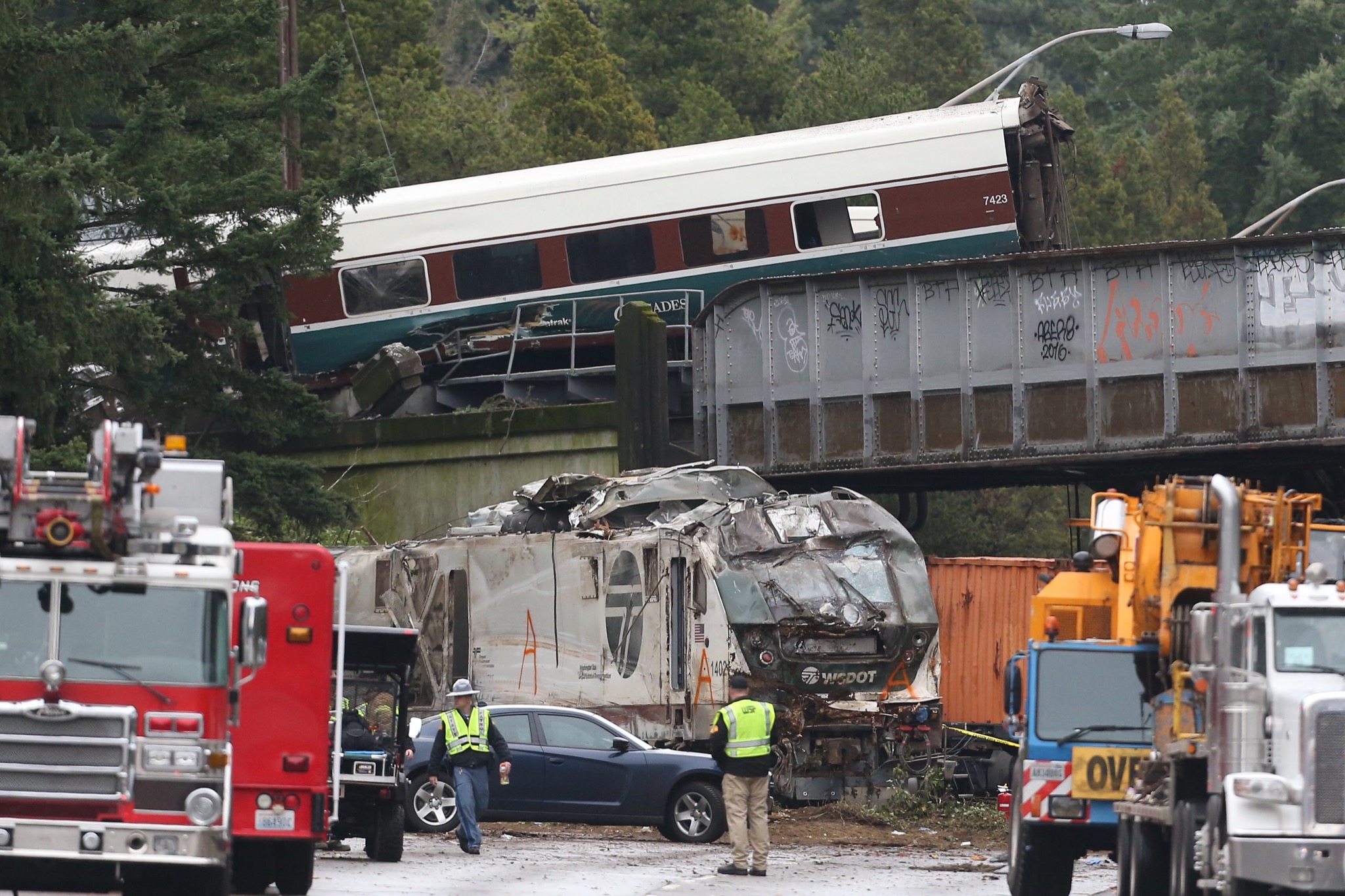 At least 3 dead after Amtrak train derails over I-5