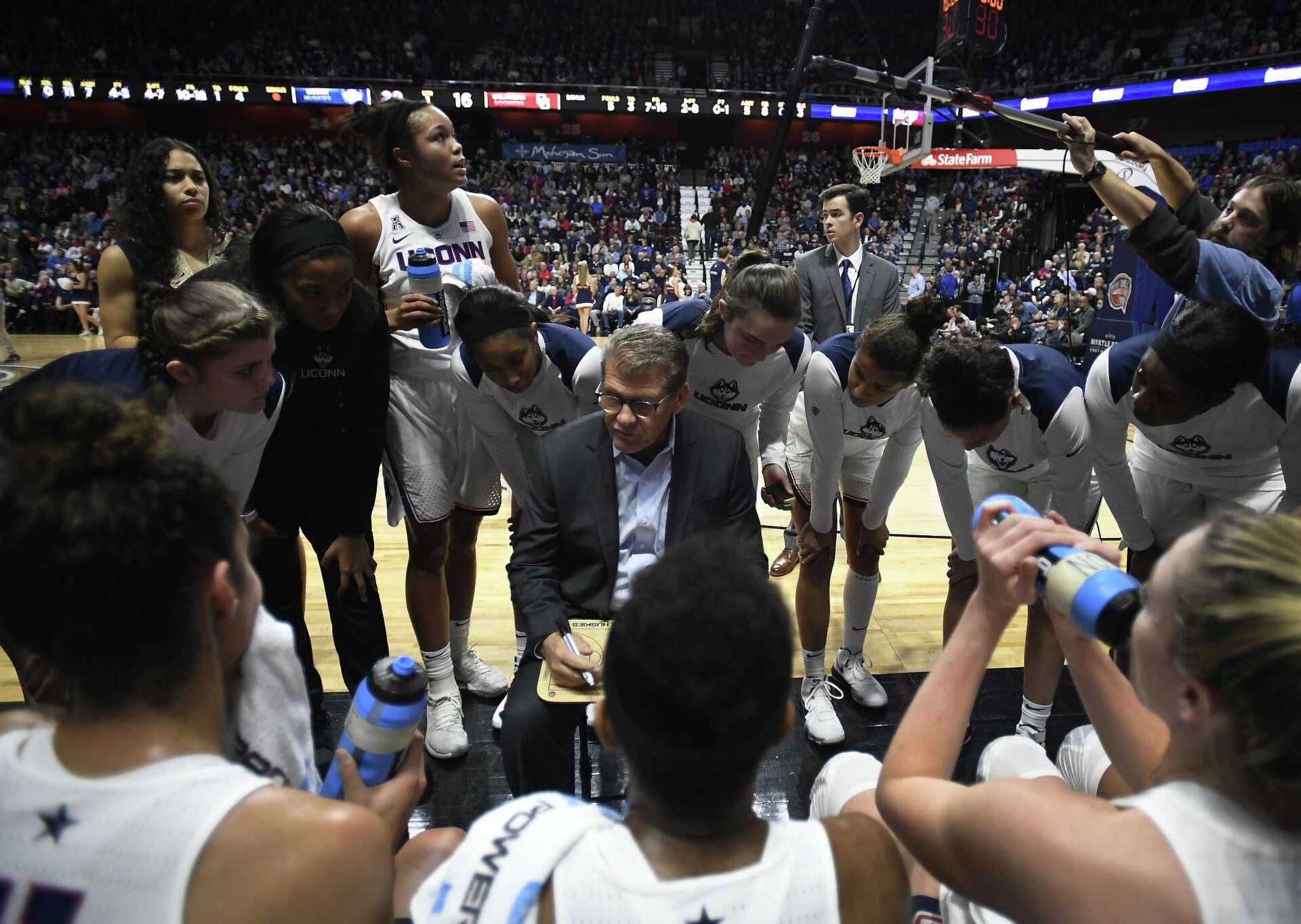 UConn’s Geno Auriemma earns 1,000th career win