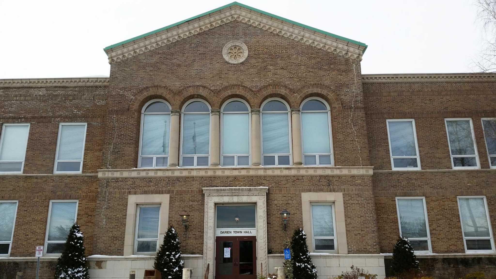 Darien plans to use solar energy by mid-2018