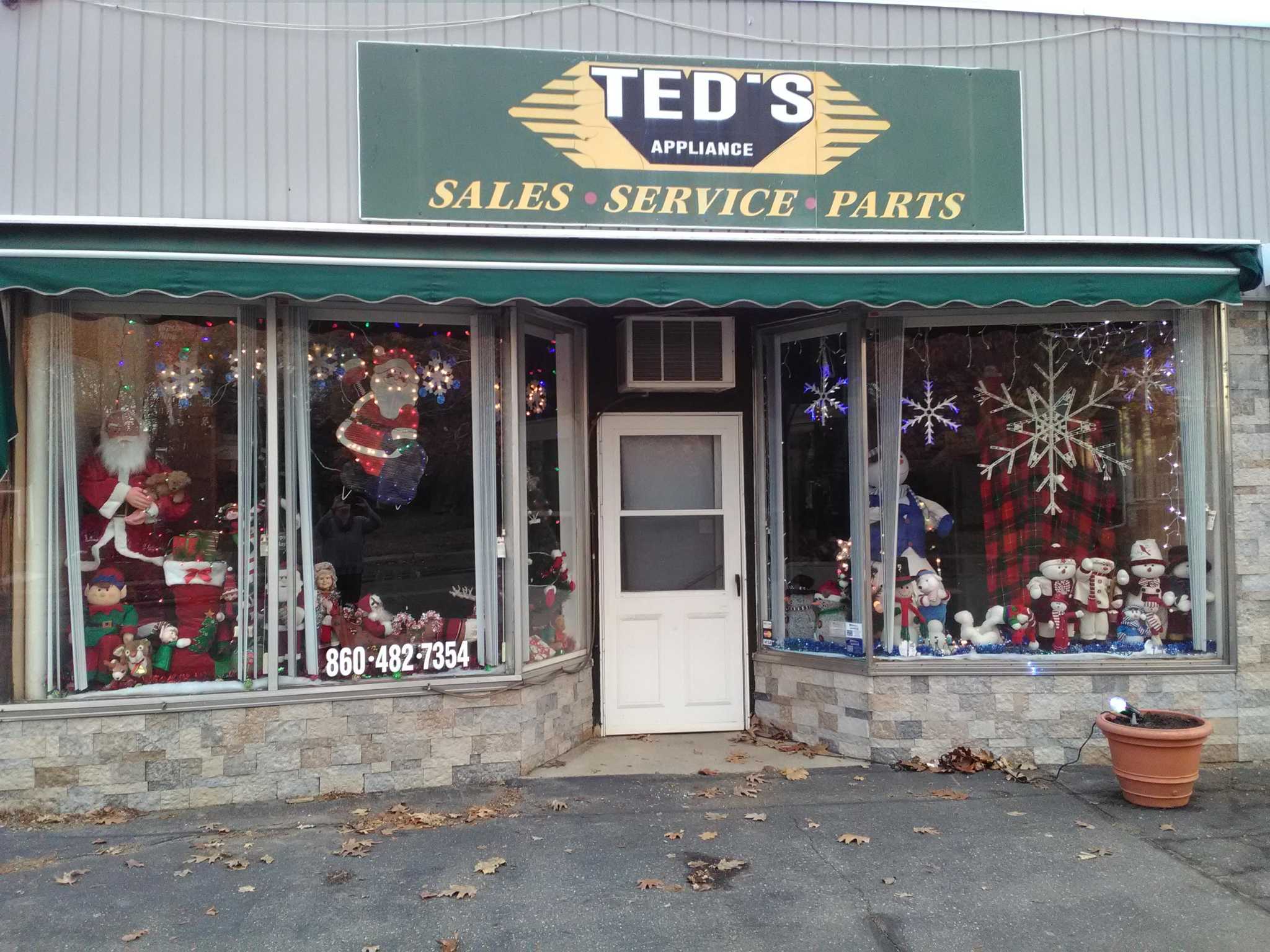 Torrington shop windows, homes awarded in annual Outdoor Holiday ...