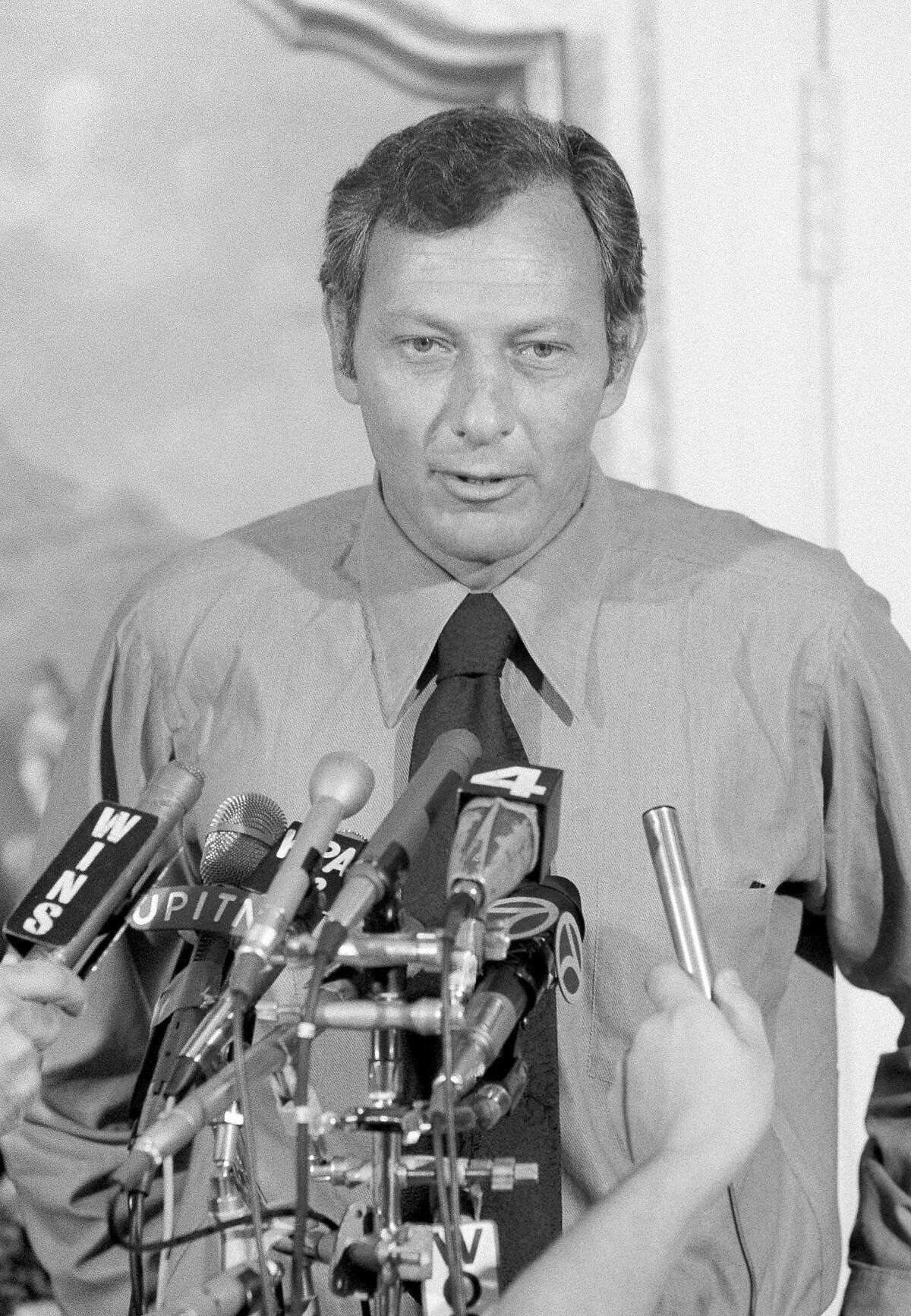 Clifford Irving, author of fake autobiography of Howard Hughes, dies