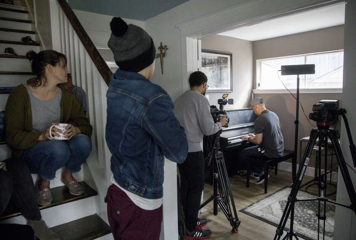 Pop singer helps family get a new piano