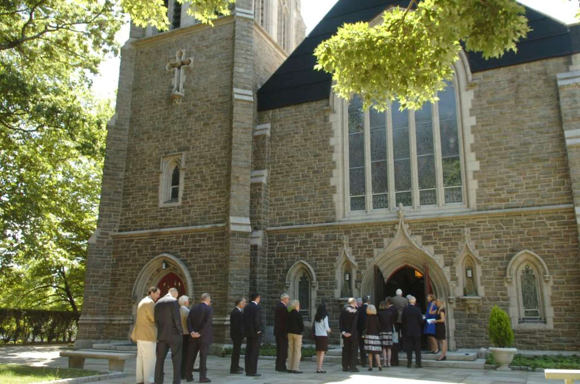 Former President Bush pays final respects to brother in Greenwich