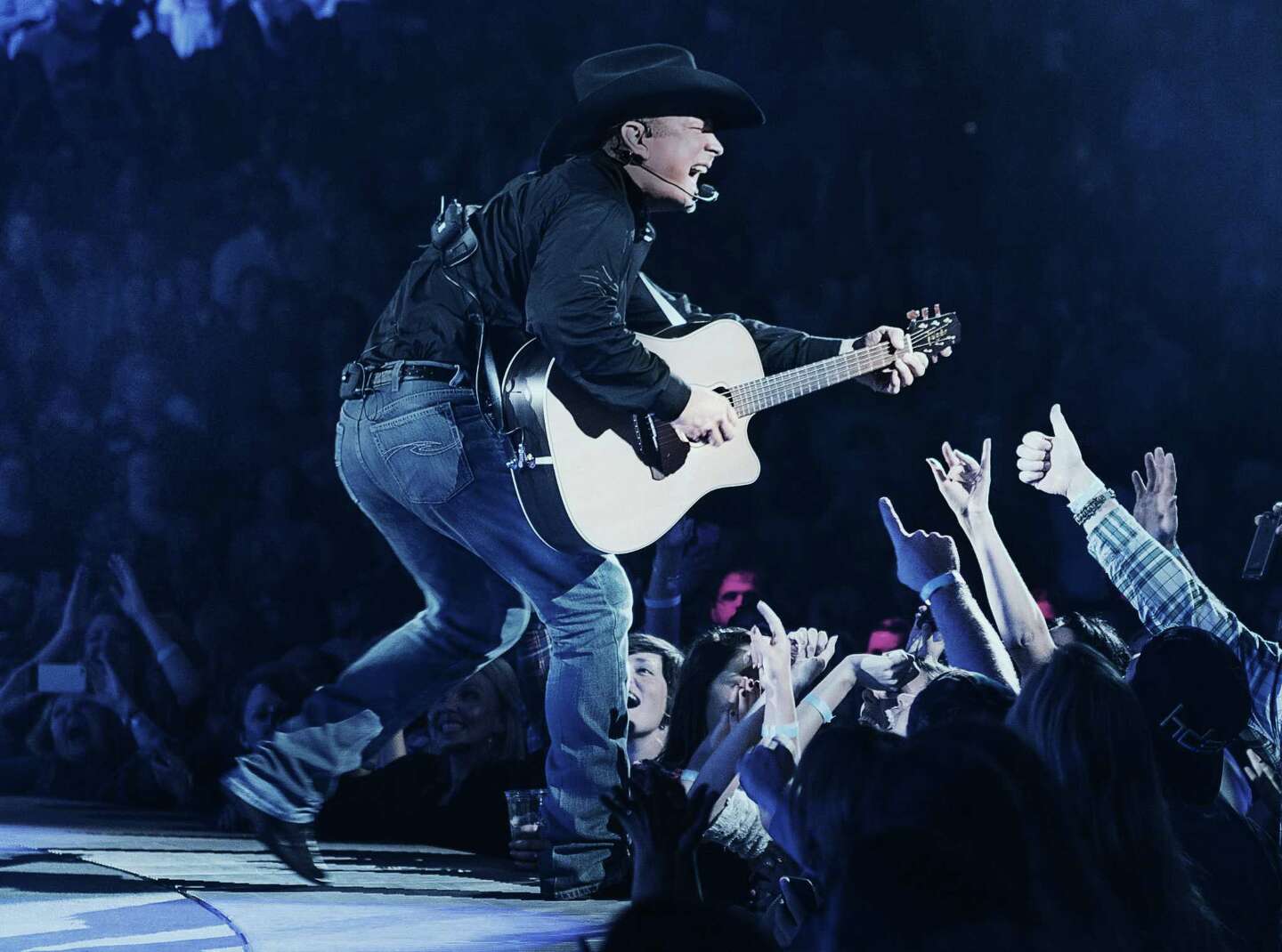 Garth Brooks takes the RodeoHouston stage a day early