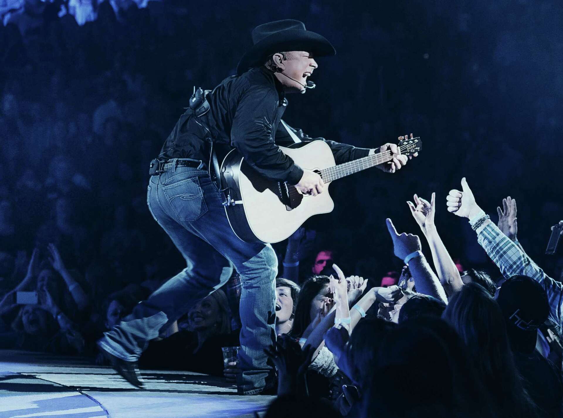 Garth Brooks takes the RodeoHouston stage a day early