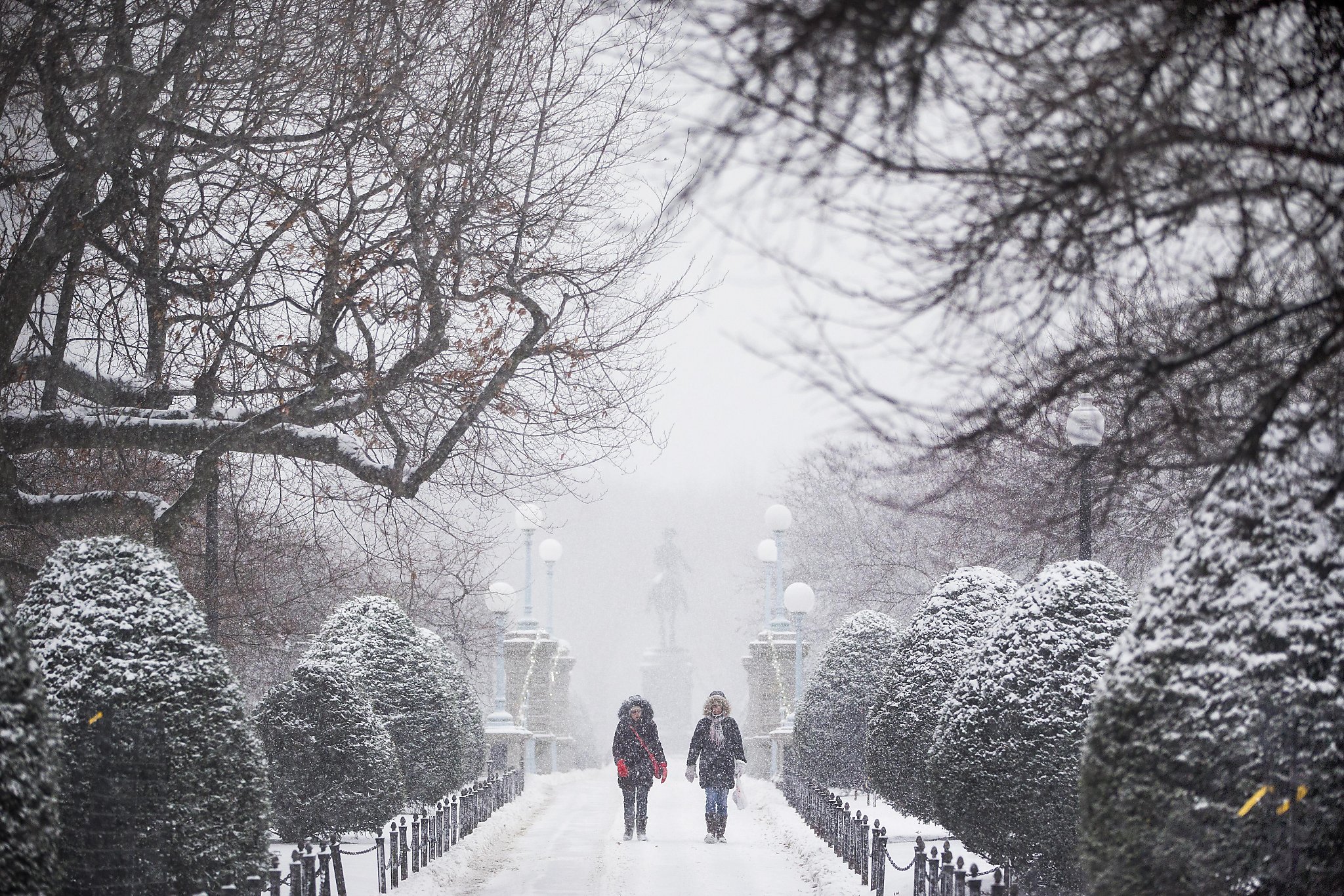 Blizzard roars into East Coast; record cold to follow