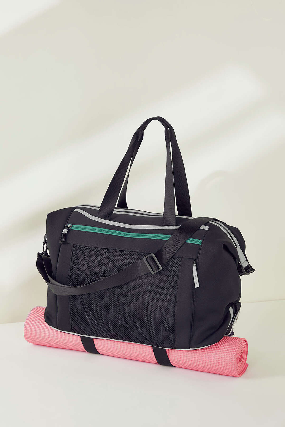 Demi Lovato models sexy new gear for Fabletics