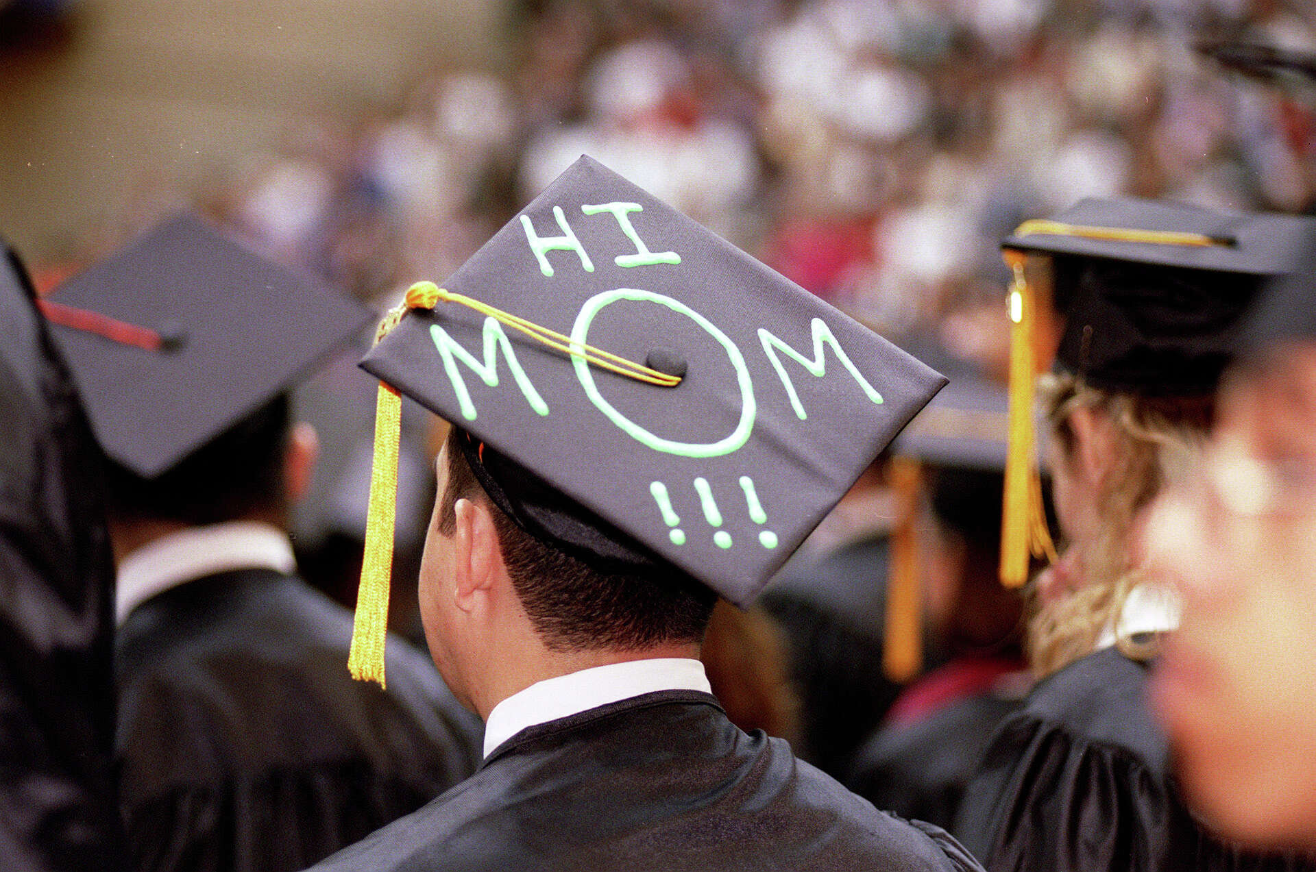 UTSA posts throwback of 1996 orientation leaders