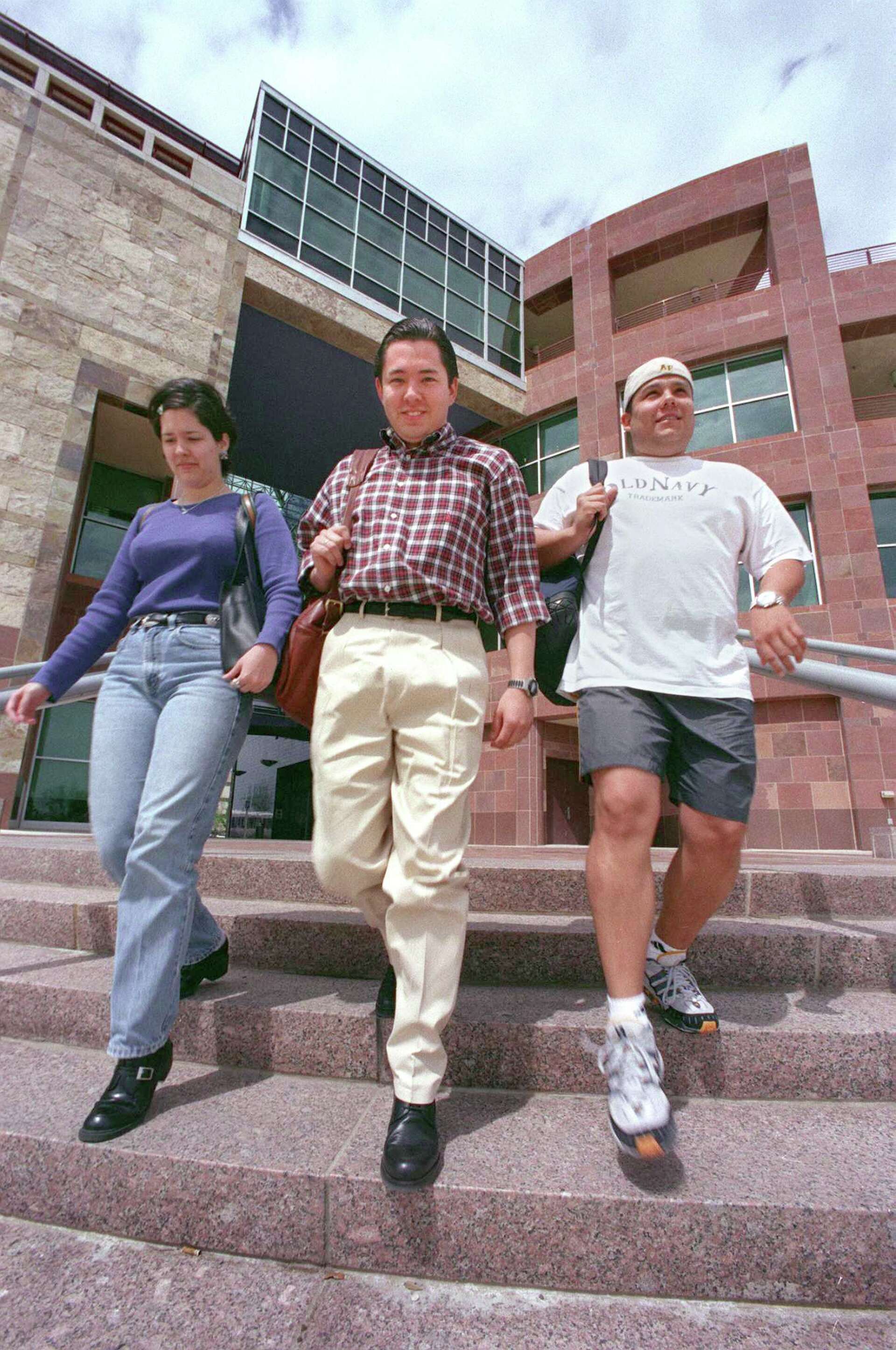 UTSA posts throwback of 1996 orientation leaders