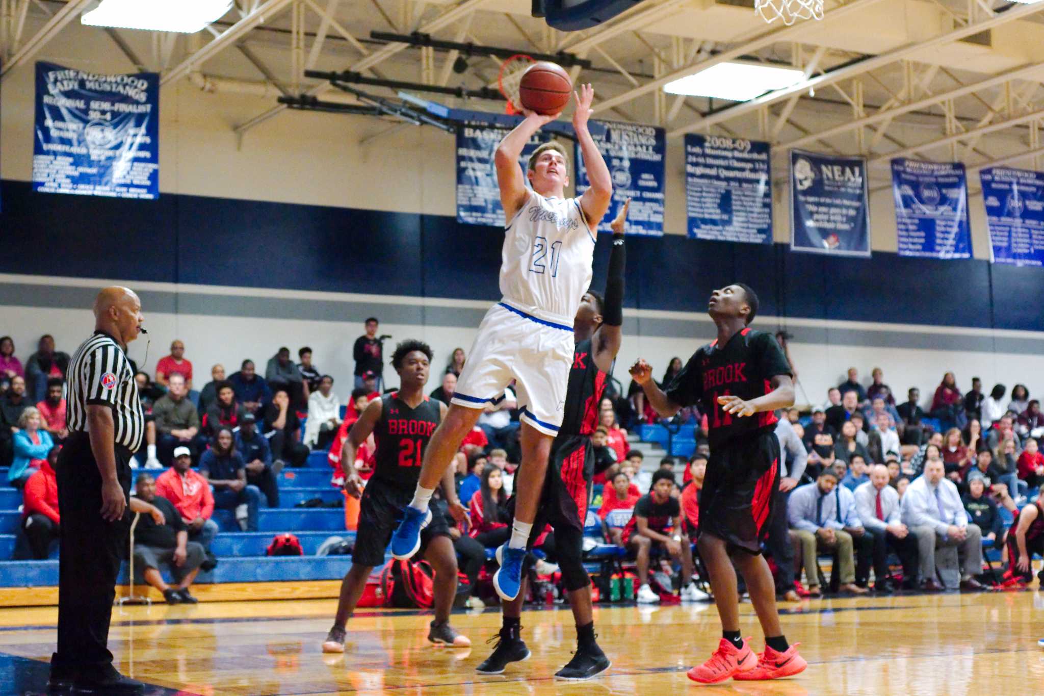 Boys' basketball: Clear Brook fends off Friendswood