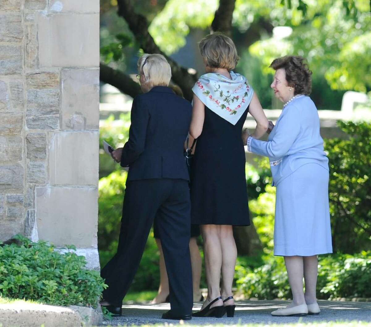 Former President Bush pays final respects to brother in Greenwich
