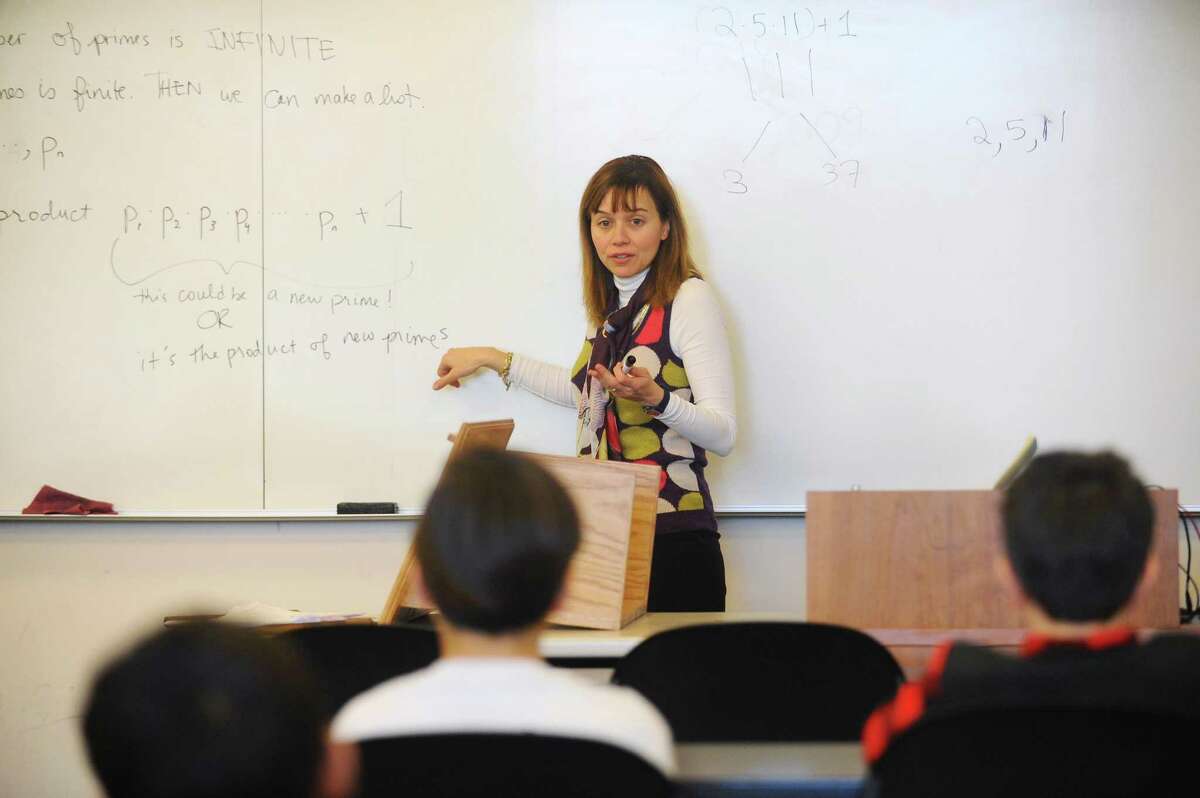 Chinese school hosts new math circle for young enthusiasts