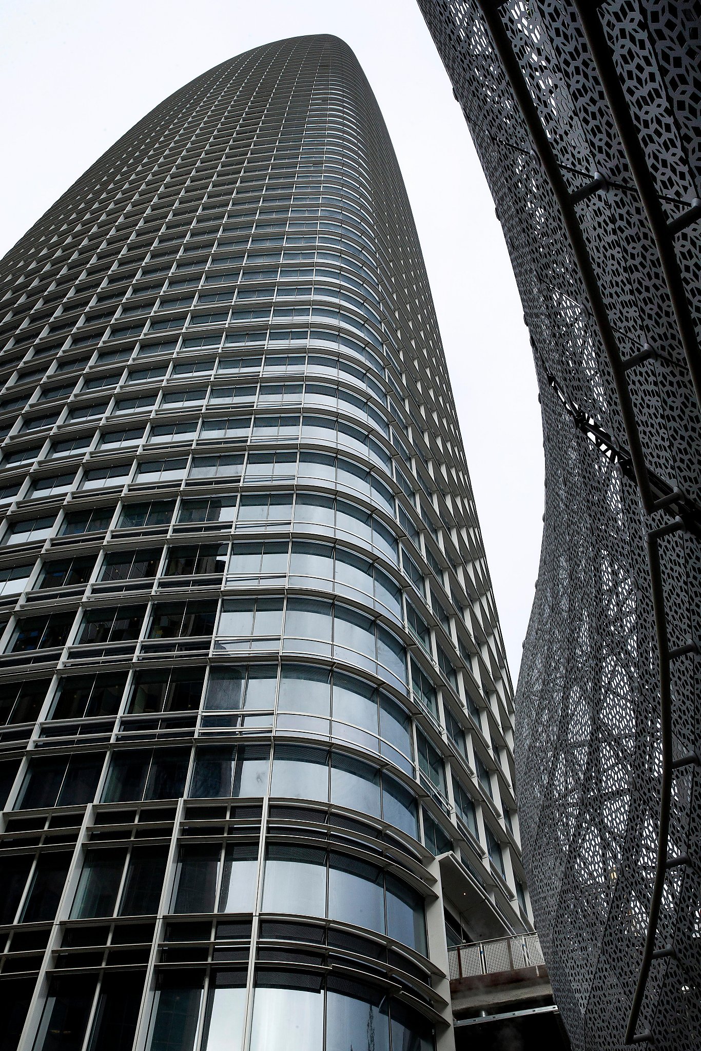 Visible 20 miles away: Salesforce Tower art lights up the SF skyline ...