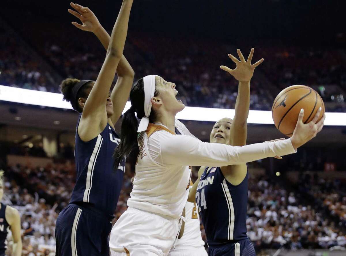 UConn women pass road test, top No. 9 Texas