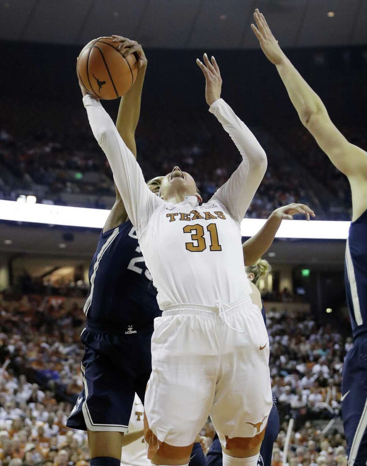 UConn women pass road test, top No. 9 Texas