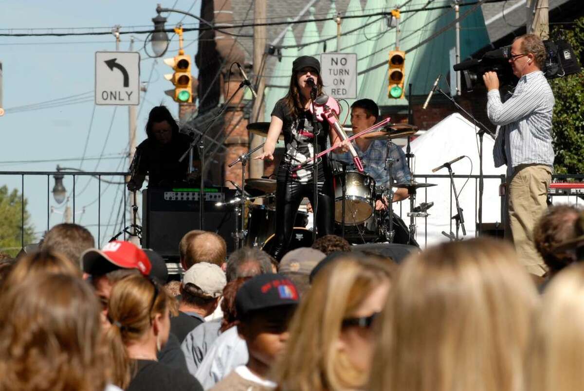 Bands, fans bypass record labels