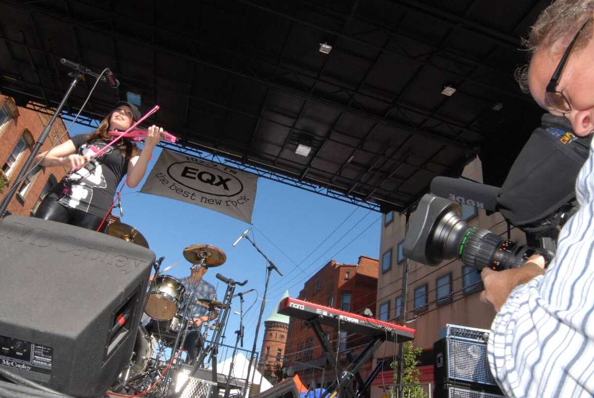 Bands, fans bypass record labels