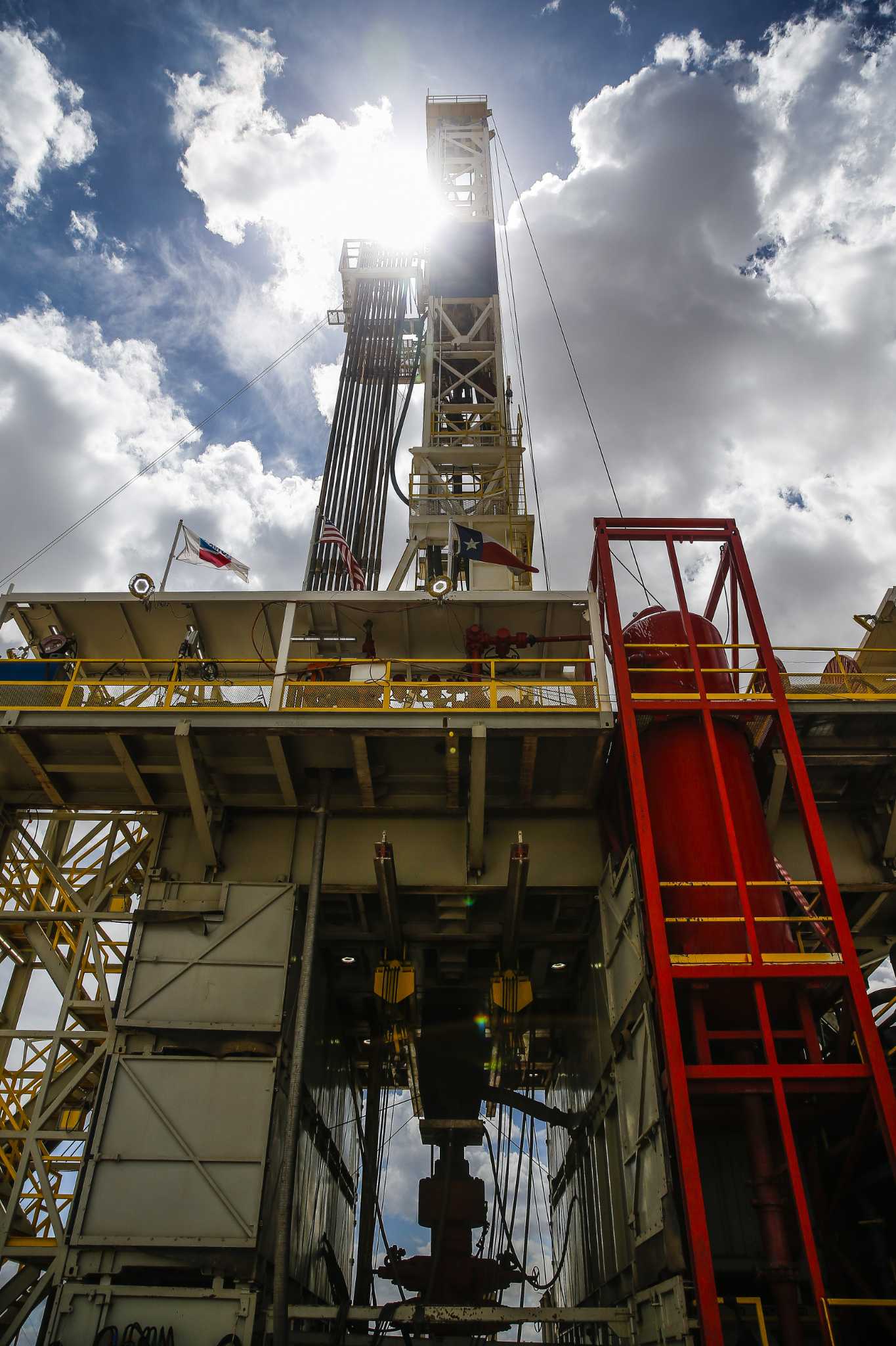 Oil rigs up, gas rigs down - net rig count flat this week