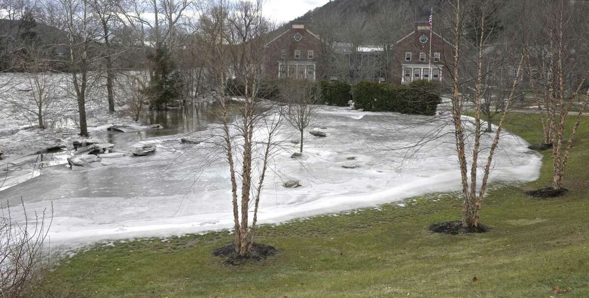 Dam sparks ice tourism in Kent