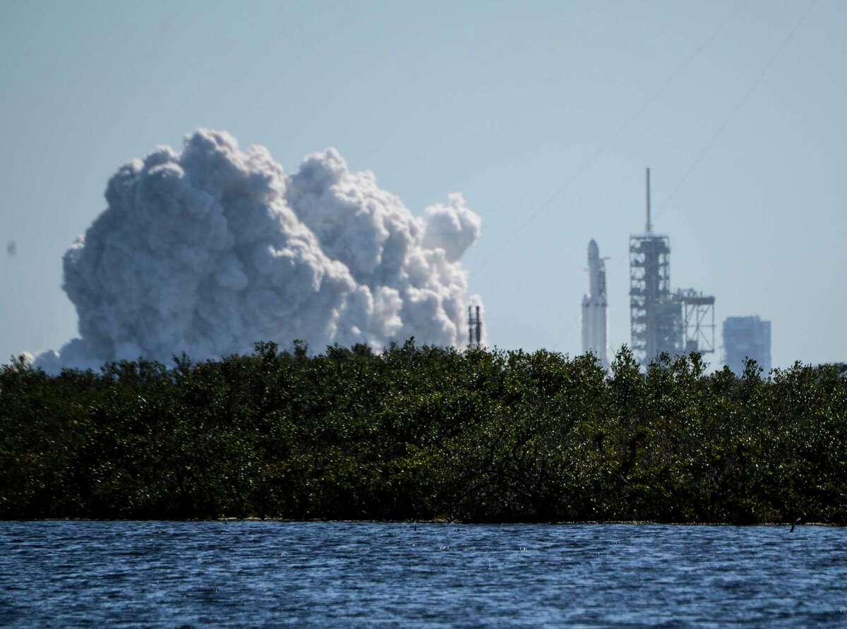 SpaceX readies monster rocket for first test launch