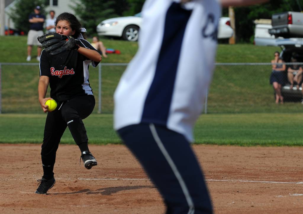 Edwards keeps Eagles alive