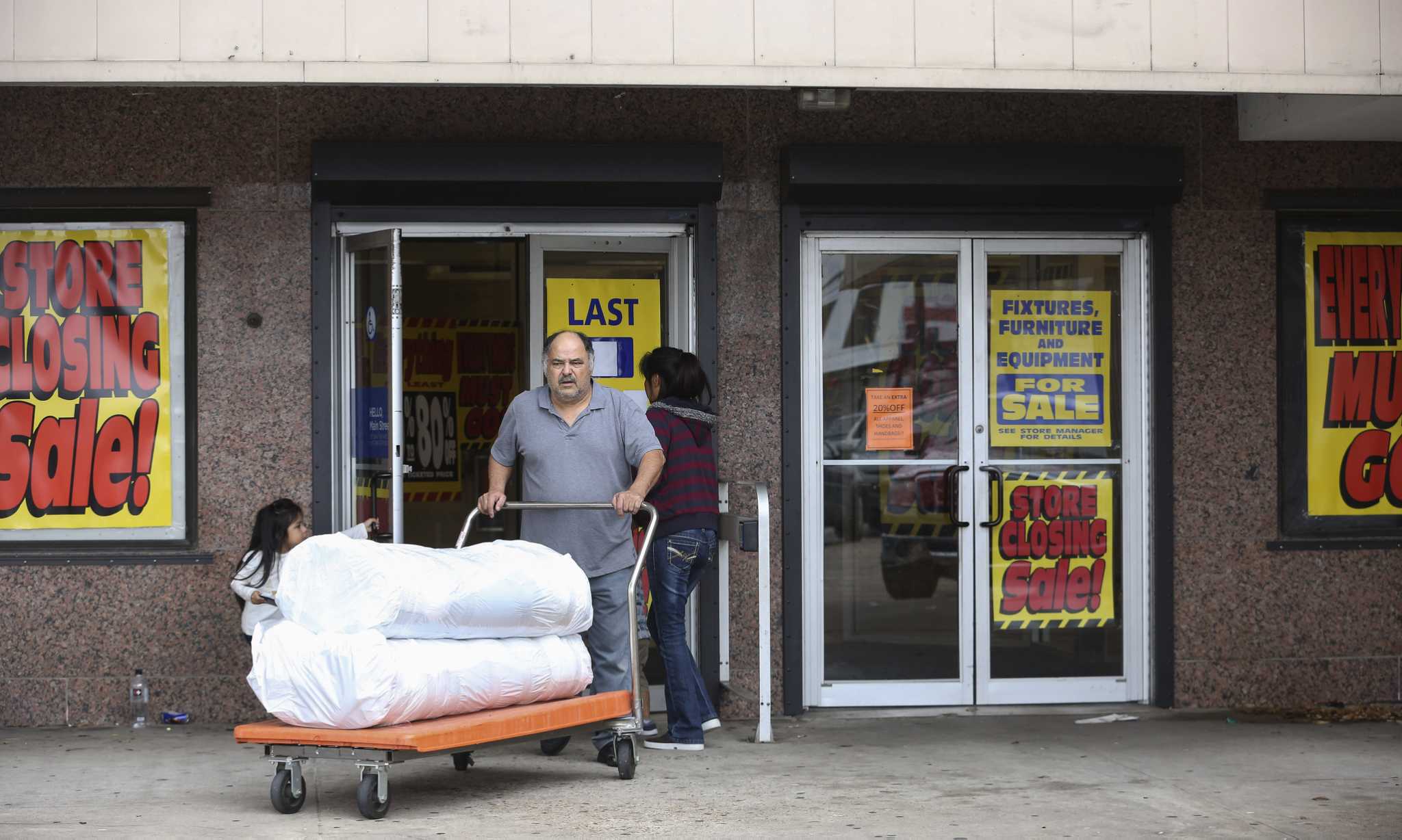 With more bang than whimper, iconic Midtown Sears calls it an era