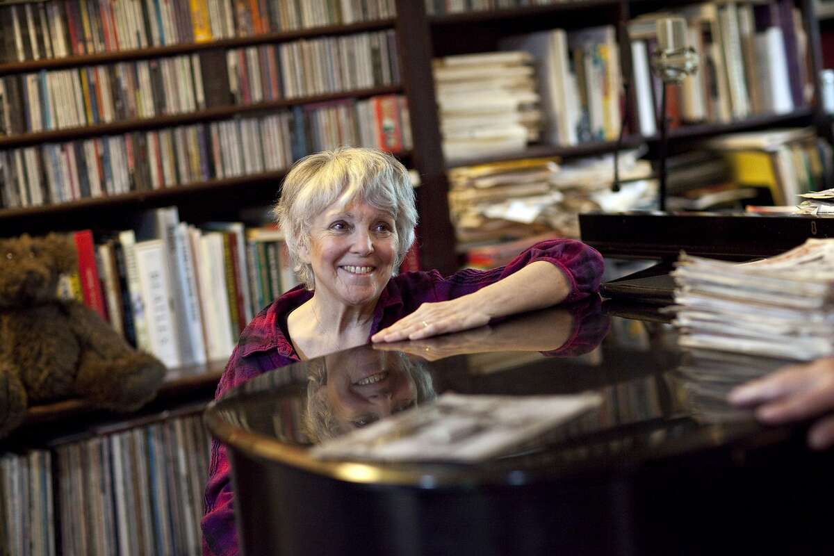 Wesla Whitfield, elegant jazz and cabaret singer, dies at 70