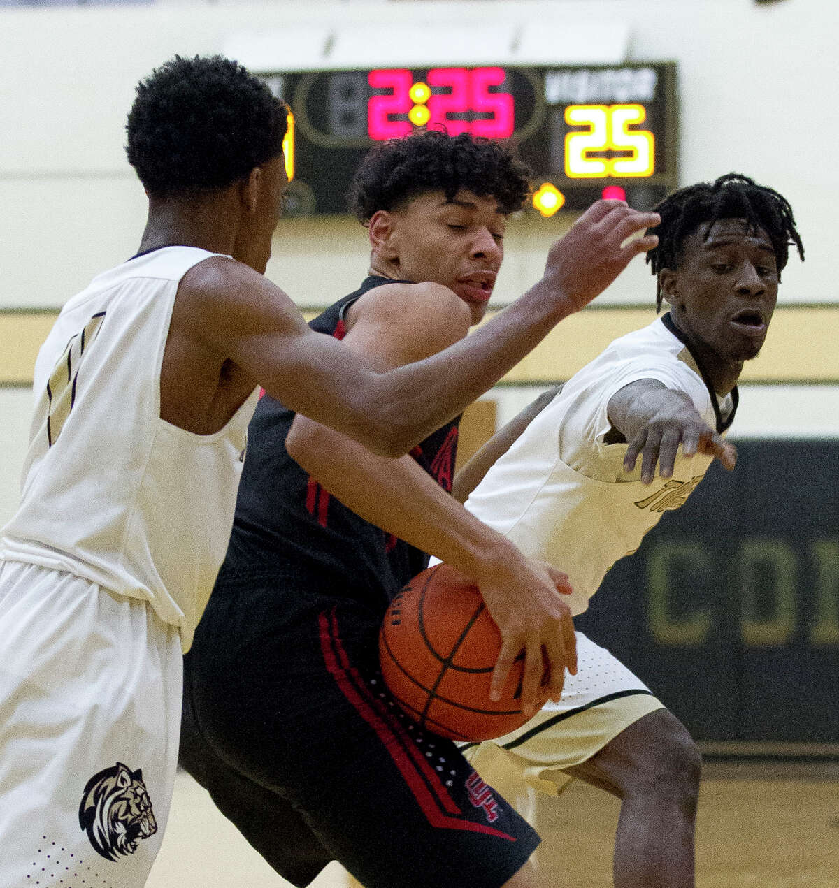 BOYS HOOPS: Meek beats the buzzer as Conroe tops Oak Ridge 62-60