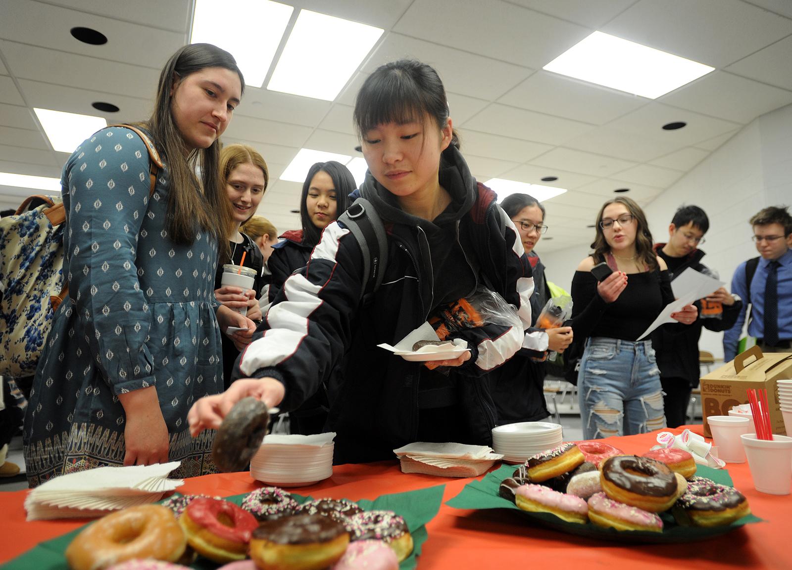 Shelton hosts students from China